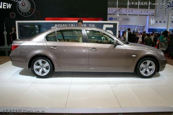 奔驰E300L与宝马530Li 豪华车参配PK_汽车_凤凰网