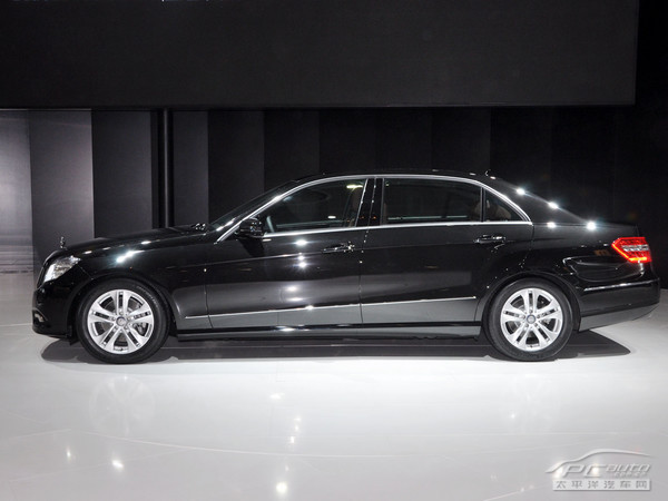 奔驰E300L与宝马530Li 豪华车参配PK_汽车_凤凰网